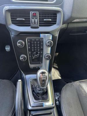 Pelēks Volvo V40 2013 Alīta, ar dzinēja tilpumu 1.56 L un nobraukumu 245 tūkst. km par 6200 €, foto 25 vietnē AUTOMOTO.COM.LV