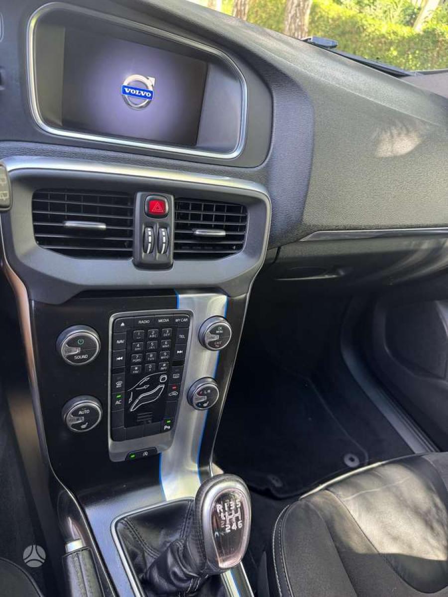 Pelēks Volvo V40 2013 Alīta, ar dzinēja tilpumu 1.56 L un nobraukumu 245 tūkst. km par 6200 €, foto 26 vietnē AUTOMOTO.COM.LV