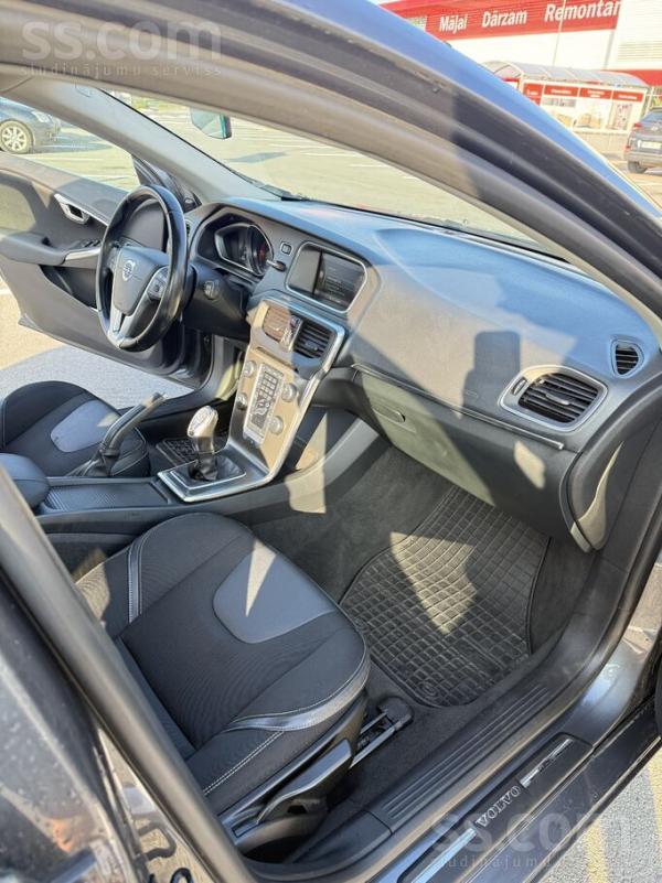 Pelēks Volvo V40 2013 Rīga, ar dzinēja tilpumu 1.60 L un nobraukumu 170 tūkst. km par 6000 €, foto 7 vietnē AUTOMOTO.COM.LV
