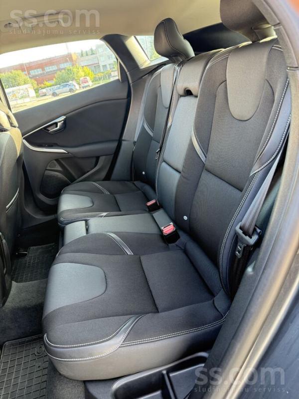 Pelēks Volvo V40 2013 Rīga, ar dzinēja tilpumu 1.60 L un nobraukumu 170 tūkst. km par 6000 €, foto 9 vietnē AUTOMOTO.COM.LV