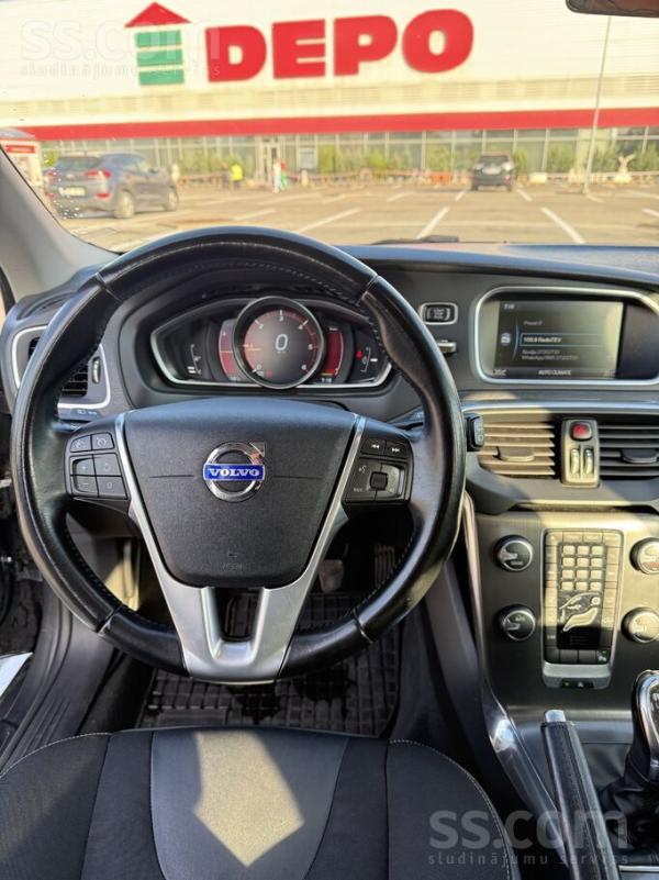 Pelēks Volvo V40 2013 Rīga, ar dzinēja tilpumu 1.60 L un nobraukumu 170 tūkst. km par 6000 €, foto 10 vietnē AUTOMOTO.COM.LV