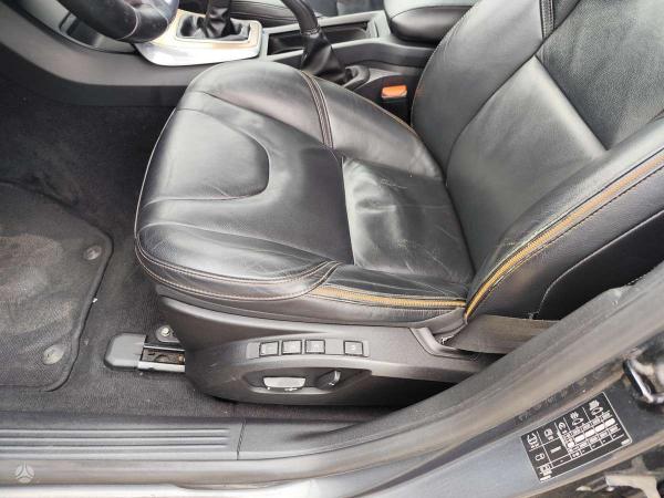 Grey Volvo V40 2013 in Pakruojis, with an engine capacity of 1.56 L and mileage of 270 thousand km for 5250 €, photo 8 on AUTOMOTO.COM.LV