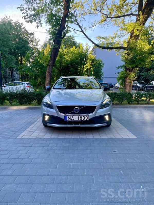 Pelēks Volvo V40 2013 Rīga, ar dzinēja tilpumu 2.00 L un nobraukumu 184 tūkst. km par 8500 €, foto 1 vietnē AUTOMOTO.COM.LV