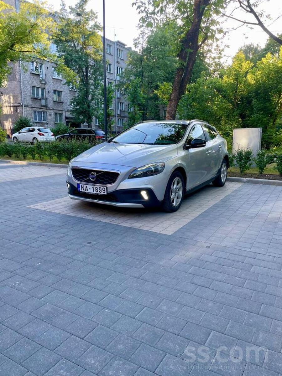 Pelēks Volvo V40 2013 Rīga, ar dzinēja tilpumu 2.00 L un nobraukumu 184 tūkst. km par 8500 €, foto 3 vietnē AUTOMOTO.COM.LV