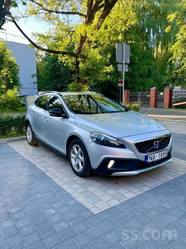 Pelēks Volvo V40 2013 Rīga, ar dzinēja tilpumu 2.00 L un nobraukumu 184 tūkst. km par 8500 €, foto 3 vietnē AUTOMOTO.COM.LV