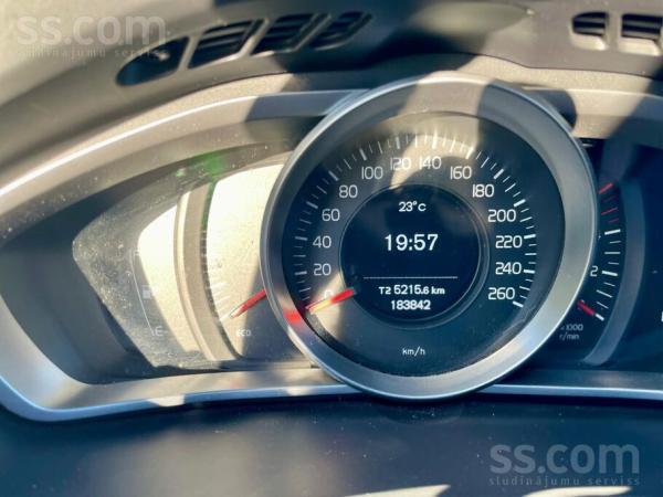 Pelēks Volvo V40 2013 Rīga, ar dzinēja tilpumu 2.00 L un nobraukumu 184 tūkst. km par 8500 €, foto 7 vietnē AUTOMOTO.COM.LV