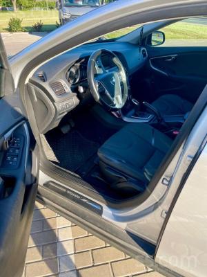 Pelēks Volvo V40 2013 Rīga, ar dzinēja tilpumu 2.00 L un nobraukumu 184 tūkst. km par 8500 €, foto 9 vietnē AUTOMOTO.COM.LV