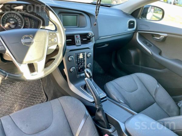 Pelēks Volvo V40 2013 Rīga, ar dzinēja tilpumu 2.00 L un nobraukumu 184 tūkst. km par 8500 €, foto 9 vietnē AUTOMOTO.COM.LV