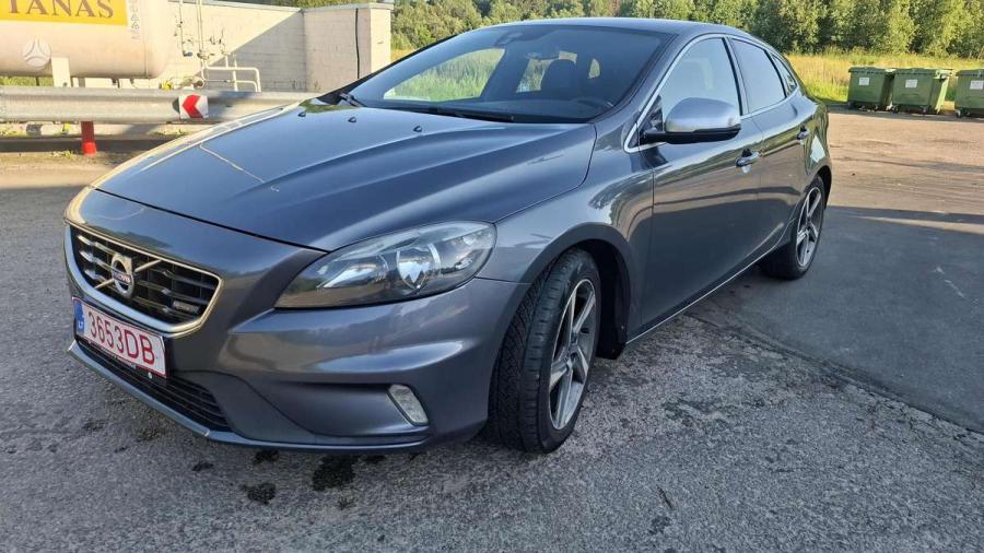Grey Volvo V40 2013 in Svencionys, with an engine capacity of 1.56 L and mileage of 358 thousand km for 4999 €, photo 1 on AUTOMOTO.COM.LV