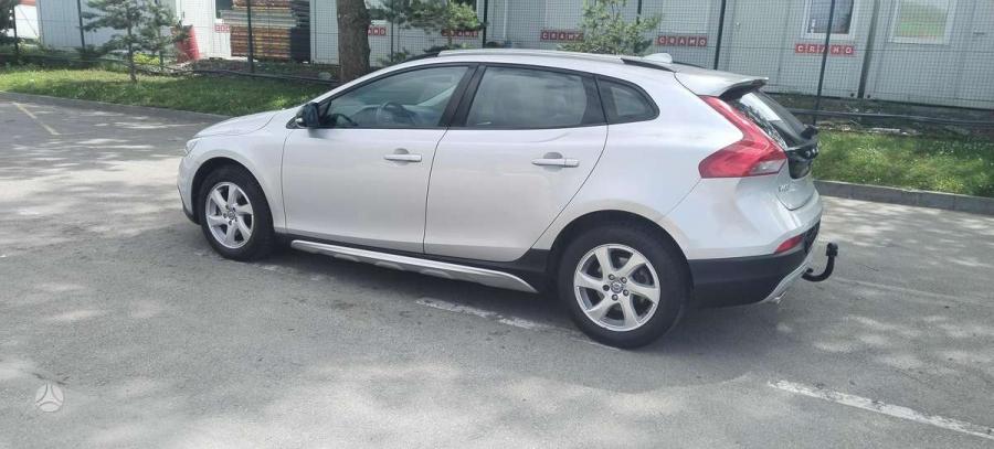 Grey Volvo V40 2013 in Klaipeda, with an engine capacity of 2.00 L and mileage of 270 thousand km for 6900 €, photo 4 on AUTOMOTO.COM.LV