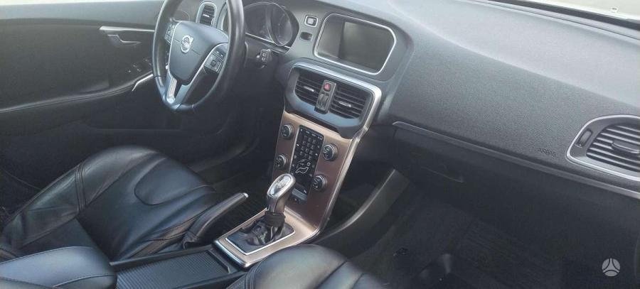 Grey Volvo V40 2013 in Klaipeda, with an engine capacity of 2.00 L and mileage of 270 thousand km for 6900 €, photo 16 on AUTOMOTO.COM.LV