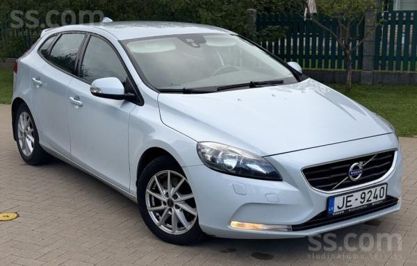 Pelēks Volvo V40 2013 Rīga, ar dzinēja tilpumu 2.00 L un nobraukumu 316 tūkst. km par 5500 €, foto 1 vietnē AUTOMOTO.COM.LV