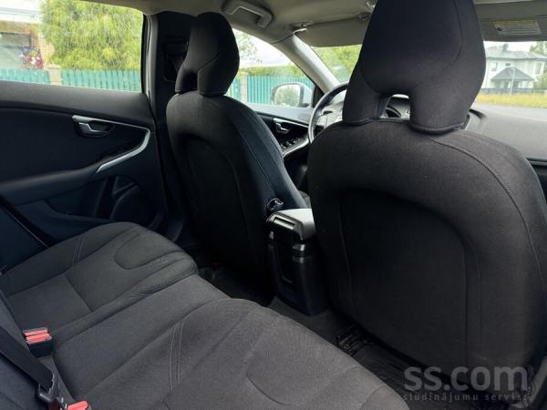 Pelēks Volvo V40 2013 Rīga, ar dzinēja tilpumu 2.00 L un nobraukumu 316 tūkst. km par 5500 €, foto 10 vietnē AUTOMOTO.COM.LV