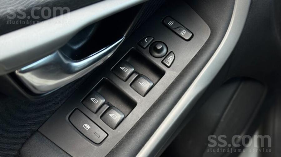 Grey Volvo V40 2013 in Riga, with an engine capacity of 2.00 L and mileage of 316 thousand km for 5500 €, photo 12 on AUTOMOTO.COM.LV