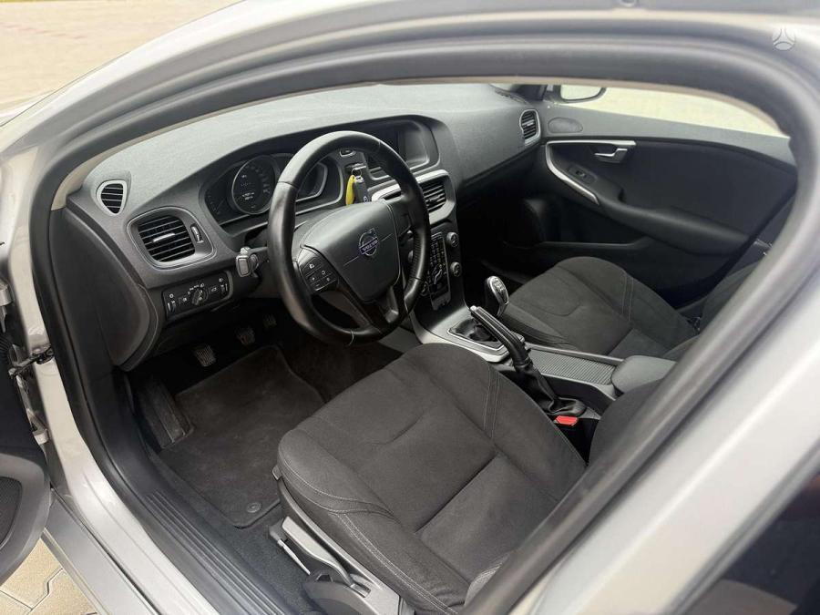Pelēks Volvo V40 2013 Šauļi, ar dzinēja tilpumu 1.56 L un nobraukumu 220 tūkst. km par 4550 €, foto 11 vietnē AUTOMOTO.COM.LV