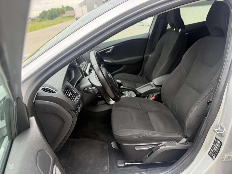 Pelēks Volvo V40 2013 Šauļi, ar dzinēja tilpumu 1.56 L un nobraukumu 220 tūkst. km par 4550 €, foto 12 vietnē AUTOMOTO.COM.LV