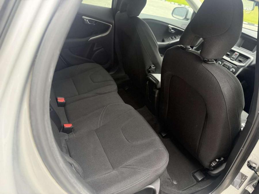 Pelēks Volvo V40 2013 Šauļi, ar dzinēja tilpumu 1.56 L un nobraukumu 220 tūkst. km par 4550 €, foto 13 vietnē AUTOMOTO.COM.LV