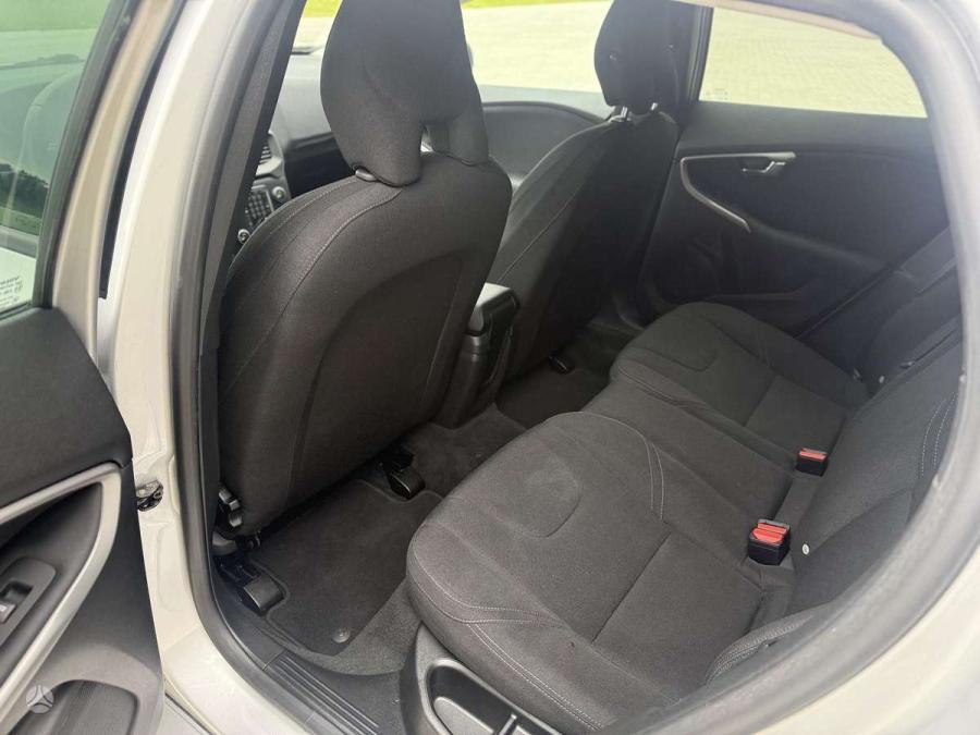 Pelēks Volvo V40 2013 Šauļi, ar dzinēja tilpumu 1.56 L un nobraukumu 220 tūkst. km par 4550 €, foto 14 vietnē AUTOMOTO.COM.LV