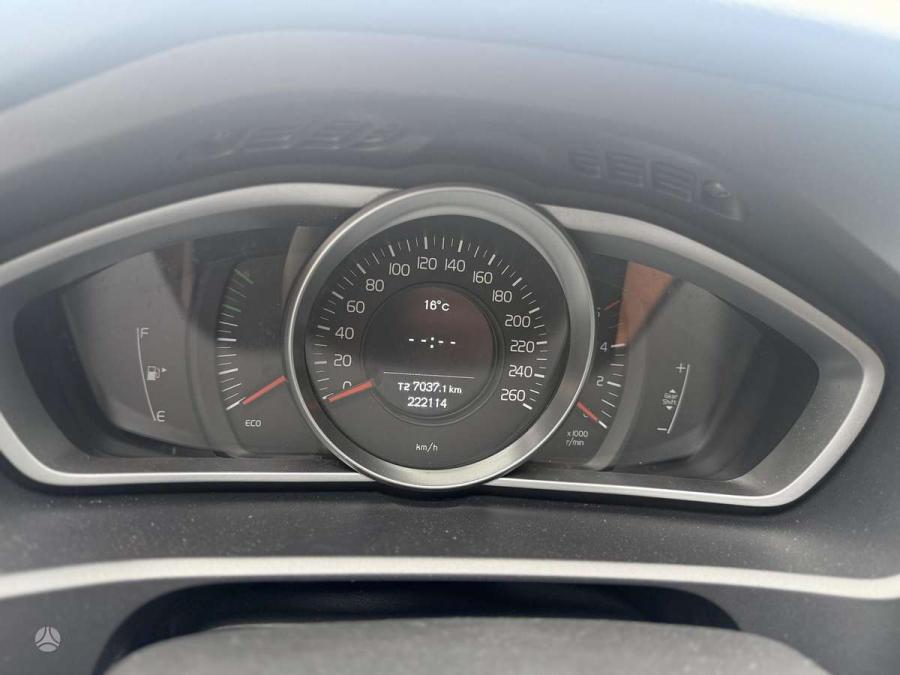 Pelēks Volvo V40 2013 Šauļi, ar dzinēja tilpumu 1.56 L un nobraukumu 220 tūkst. km par 4550 €, foto 15 vietnē AUTOMOTO.COM.LV