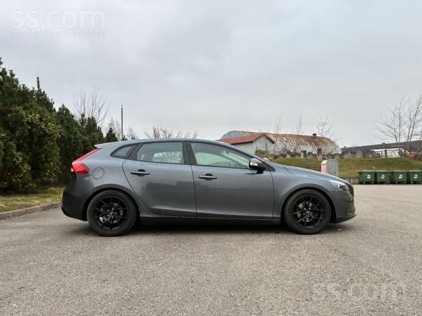 Pelēks Volvo V40 2013 Talsi, ar dzinēja tilpumu 1.60 L un nobraukumu 187 tūkst. km par 6900 €, foto 2 vietnē AUTOMOTO.COM.LV