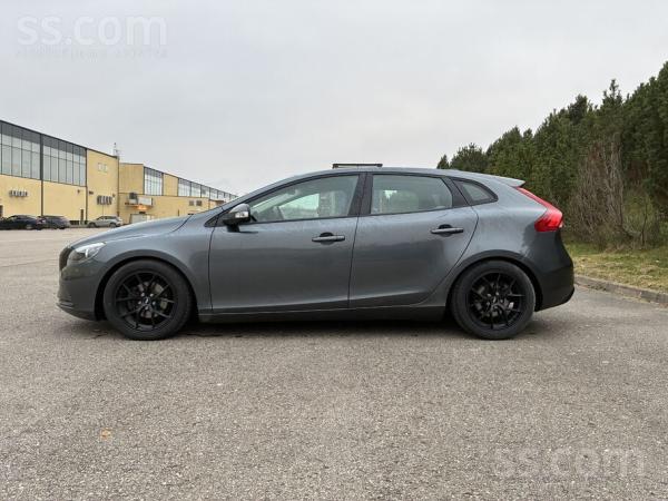 Pelēks Volvo V40 2013 Talsi, ar dzinēja tilpumu 1.60 L un nobraukumu 187 tūkst. km par 6900 €, foto 5 vietnē AUTOMOTO.COM.LV