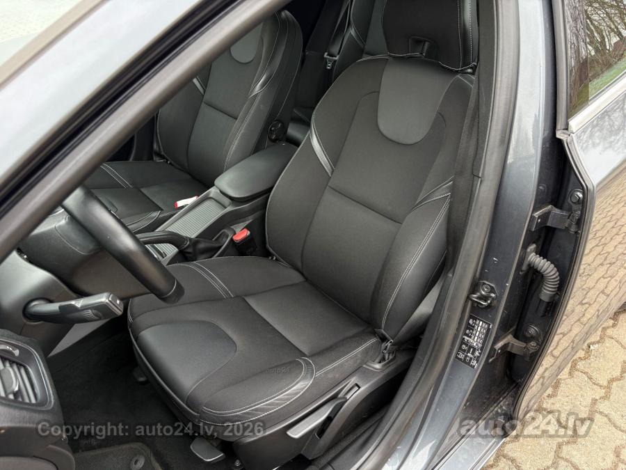 Pelēks Volvo V40 2013 Tallina, ar dzinēja tilpumu 1.60 L un nobraukumu 282 tūkst. km par 6499 €, foto 14 vietnē AUTOMOTO.COM.LV