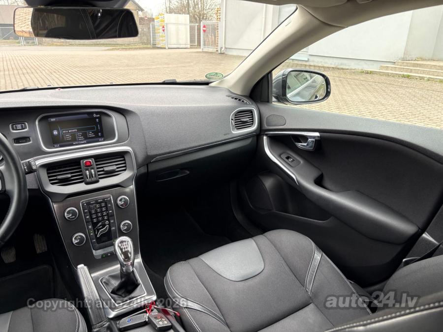 Pelēks Volvo V40 2013 Tallina, ar dzinēja tilpumu 1.60 L un nobraukumu 282 tūkst. km par 6499 €, foto 16 vietnē AUTOMOTO.COM.LV