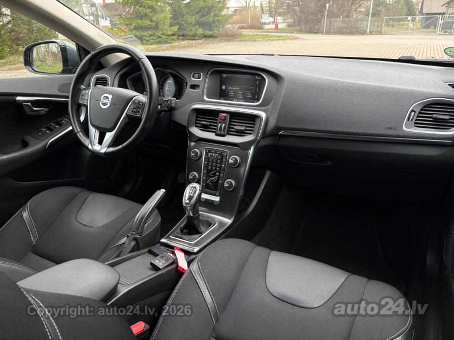 Pelēks Volvo V40 2013 Tallina, ar dzinēja tilpumu 1.60 L un nobraukumu 282 tūkst. km par 6499 €, foto 17 vietnē AUTOMOTO.COM.LV