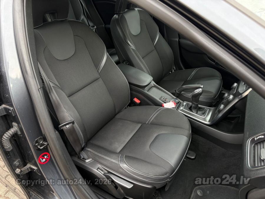 Pelēks Volvo V40 2013 Tallina, ar dzinēja tilpumu 1.60 L un nobraukumu 282 tūkst. km par 6499 €, foto 19 vietnē AUTOMOTO.COM.LV