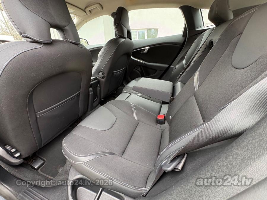 Pelēks Volvo V40 2013 Tallina, ar dzinēja tilpumu 1.60 L un nobraukumu 282 tūkst. km par 6499 €, foto 20 vietnē AUTOMOTO.COM.LV