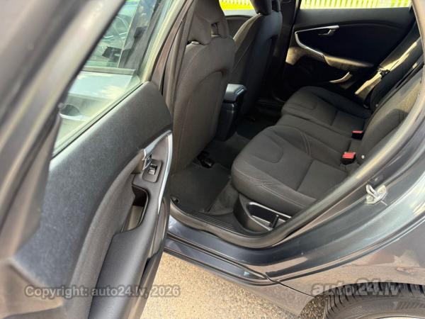 Pelēks Volvo V40 2013 Tallina, ar dzinēja tilpumu 1.60 L un nobraukumu 253 tūkst. km par 6390 €, foto 6 vietnē AUTOMOTO.COM.LV