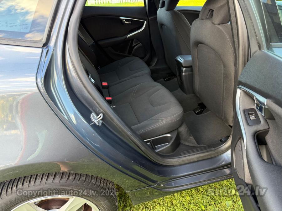Pelēks Volvo V40 2013 Tallina, ar dzinēja tilpumu 1.60 L un nobraukumu 253 tūkst. km par 6390 €, foto 14 vietnē AUTOMOTO.COM.LV