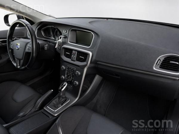 Pelēks Volvo V40 2013 Rīga, ar dzinēja tilpumu 1.60 L un nobraukumu 124 tūkst. km par 7900 €, foto 8 vietnē AUTOMOTO.COM.LV