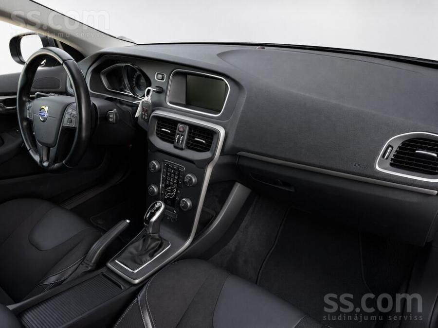 Grey Volvo V40 2013 in Riga, with an engine capacity of 1.60 L and mileage of 124 thousand km for 7900 €, photo 9 on AUTOMOTO.COM.LV