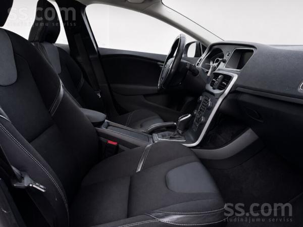 Pelēks Volvo V40 2013 Rīga, ar dzinēja tilpumu 1.60 L un nobraukumu 124 tūkst. km par 7900 €, foto 9 vietnē AUTOMOTO.COM.LV