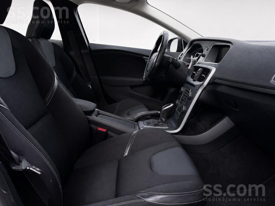 Grey Volvo V40 2013 in Riga, with an engine capacity of 1.60 L and mileage of 124 thousand km for 7900 €, photo 10 on AUTOMOTO.COM.LV