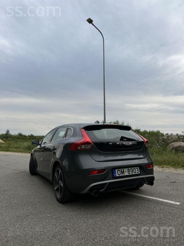 Pelēks Volvo V40 2013 Tukums, ar dzinēja tilpumu 1.60 L un nobraukumu 0 tūkst. km par 5990 €, foto 2 vietnē AUTOMOTO.COM.LV