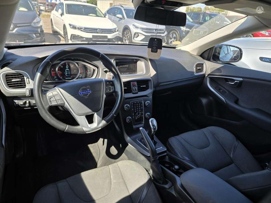 Grey Volvo V40 2013 in Kaunas, with an engine capacity of 1.98 L and mileage of 232 thousand km for 7450 €, photo 8 on AUTOMOTO.COM.LV