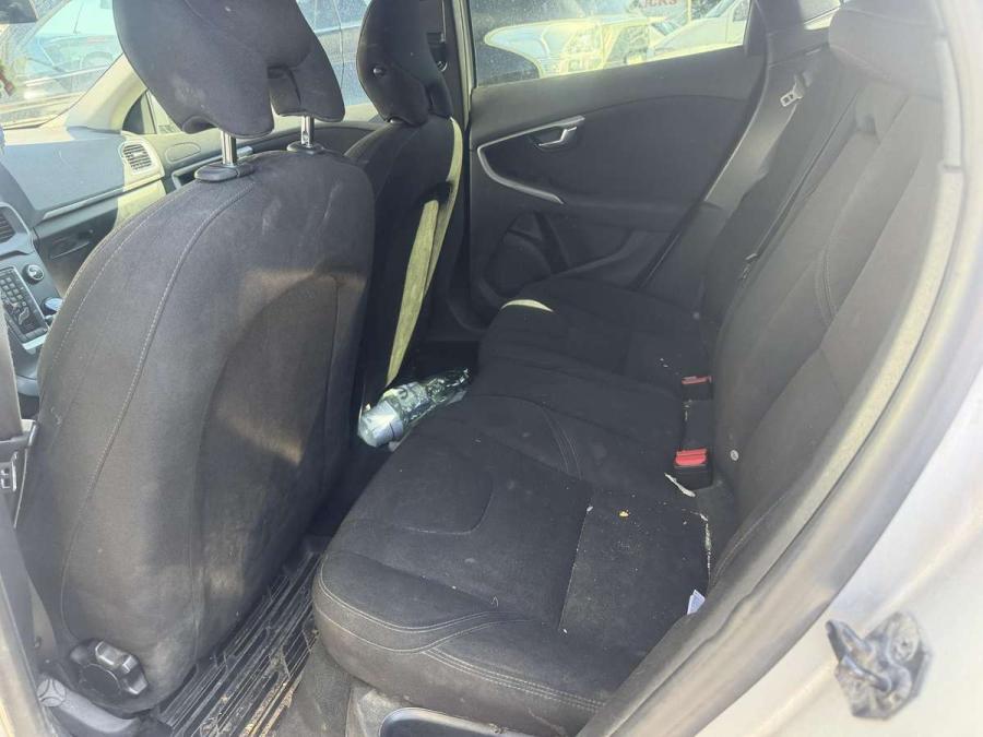 Pelēks Volvo V40 2013 Kauņa, ar dzinēja tilpumu 1.56 L un nobraukumu 373 tūkst. km par 3300 €, foto 6 vietnē AUTOMOTO.COM.LV