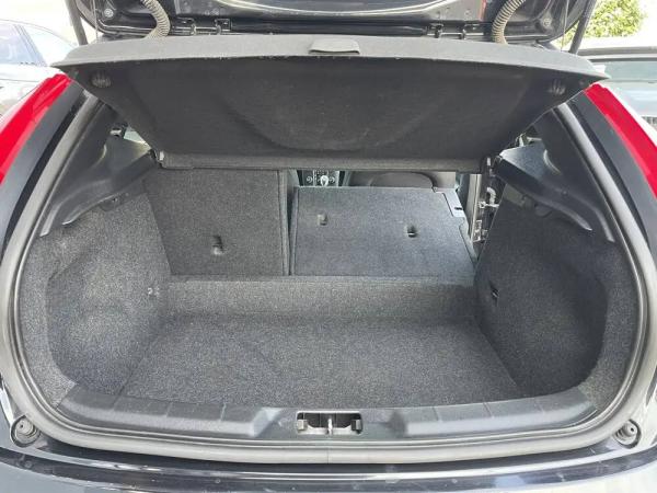 Grey Volvo V40 2013 in Talsi, with an engine capacity of 1.60 L and mileage of 263 thousand km for 4700 €, photo 5 on AUTOMOTO.COM.LV