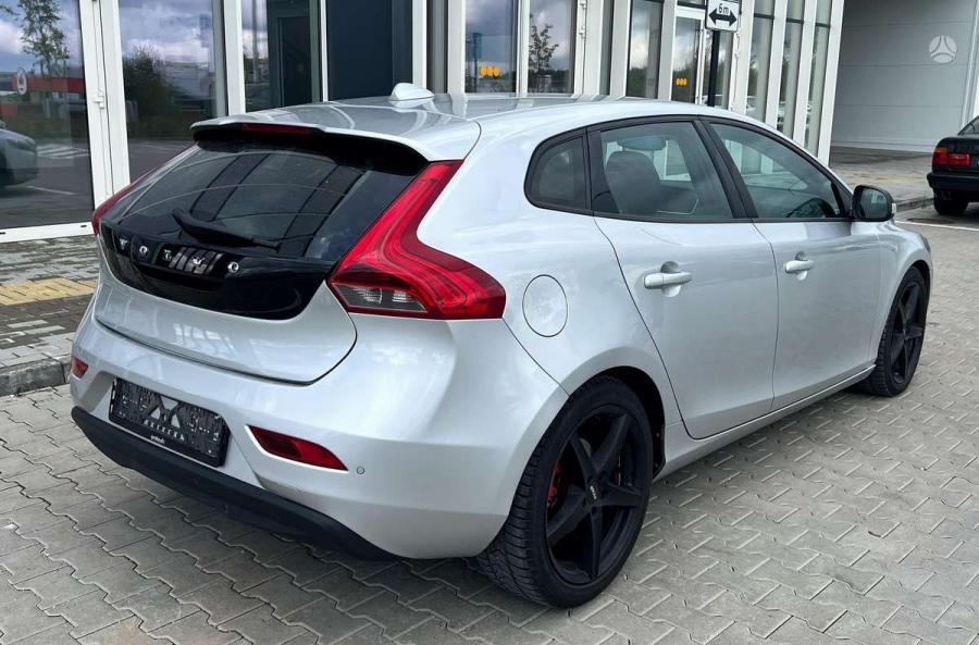 Grey Volvo V40 2013 in Vilnius, with an engine capacity of 1.60 L and mileage of 293 thousand km for 4800 €, photo 4 on AUTOMOTO.COM.LV