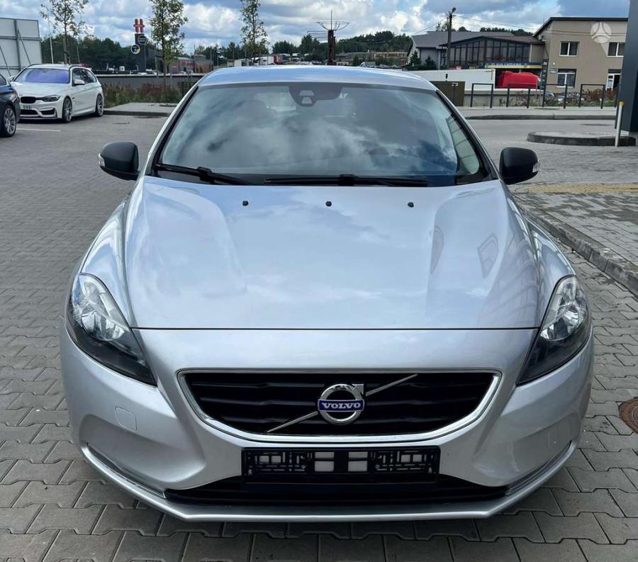 Grey Volvo V40 2013 in Vilnius, with an engine capacity of 1.60 L and mileage of 293 thousand km for 4800 €, photo 6 on AUTOMOTO.COM.LV