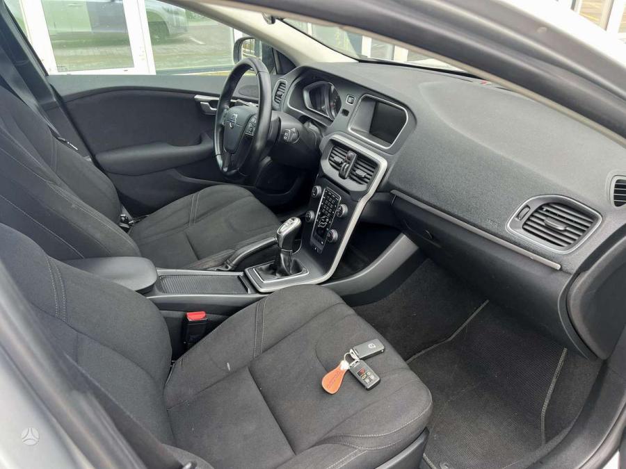 Grey Volvo V40 2013 in Vilnius, with an engine capacity of 1.60 L and mileage of 293 thousand km for 4800 €, photo 8 on AUTOMOTO.COM.LV