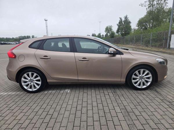 Grey Volvo V40 2013 in Marijampole, with an engine capacity of 1.56 L and mileage of 217 thousand km for 3950 €, photo 4 on AUTOMOTO.COM.LV