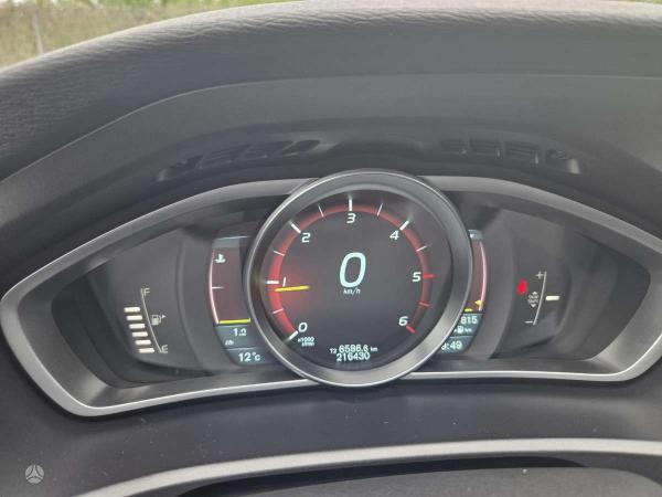 Grey Volvo V40 2013 in Marijampole, with an engine capacity of 1.56 L and mileage of 217 thousand km for 3950 €, photo 9 on AUTOMOTO.COM.LV