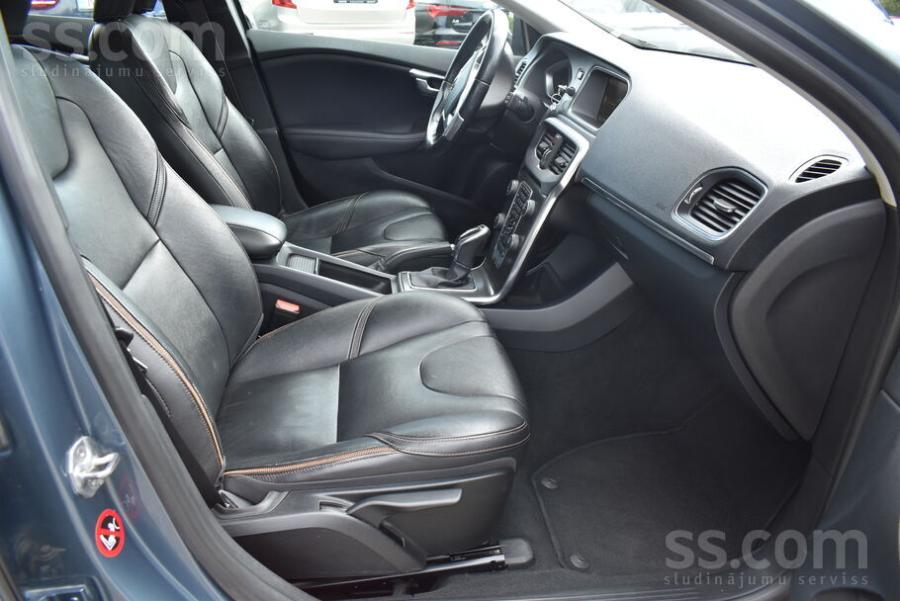 Grey Volvo V40 2013 in Kuldiga, with an engine capacity of 1.60 L and mileage of 0 thousand km for 6490 €, photo 12 on AUTOMOTO.COM.LV