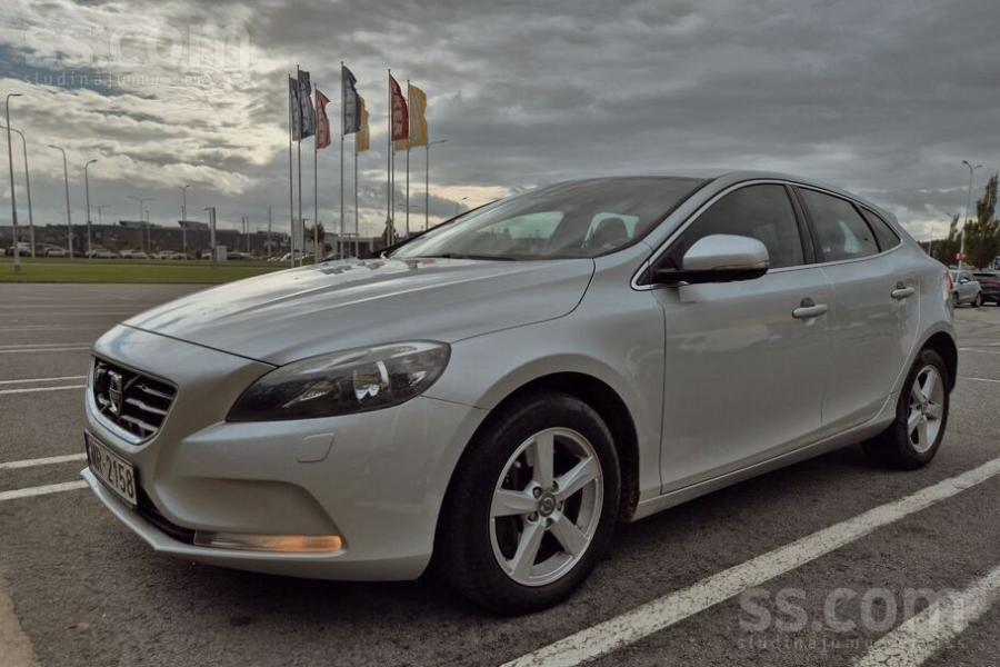 Grey Volvo V40 2013 in Riga, with an engine capacity of 2.00 L and mileage of 236 thousand km for 7600 €, photo 3 on AUTOMOTO.COM.LV