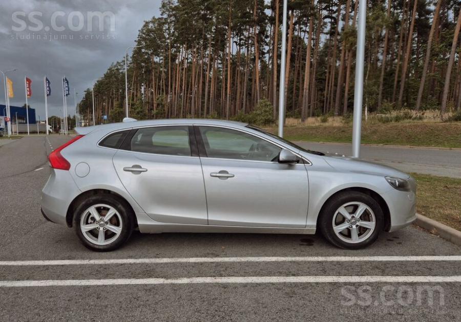 Grey Volvo V40 2013 in Riga, with an engine capacity of 2.00 L and mileage of 236 thousand km for 7600 €, photo 4 on AUTOMOTO.COM.LV