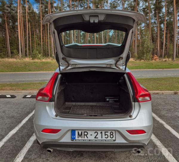 Volvo V40 2013 Rīga vietnē Pelēks Volvo V40 2013 Rīga, ar dzinēja tilpumu 2.00 L un nobraukumu 236 tūkst. km par 7600 €, foto 6 vietnē AUTOMOTO.COM.LV