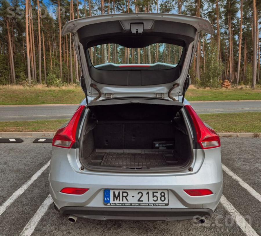 Grey Volvo V40 2013 in Riga, with an engine capacity of 2.00 L and mileage of 236 thousand km for 7600 €, photo 6 on AUTOMOTO.COM.LV